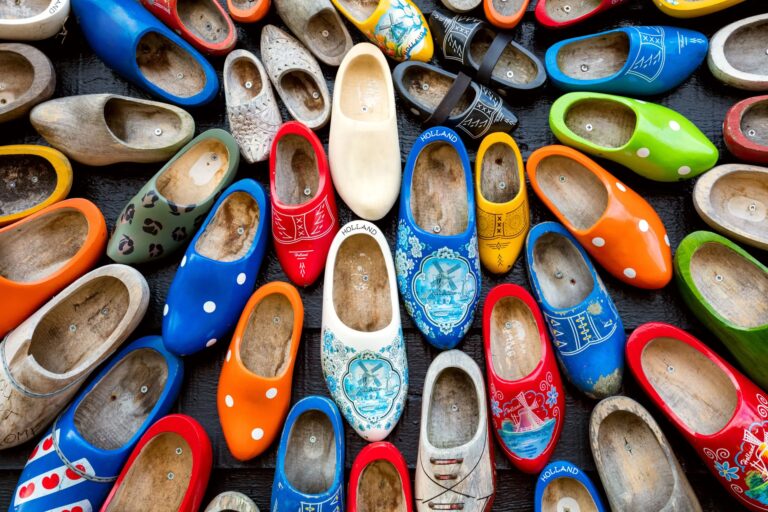 Zuecos y Sandalias de Madera: Un Clásico Atemporal | KONE